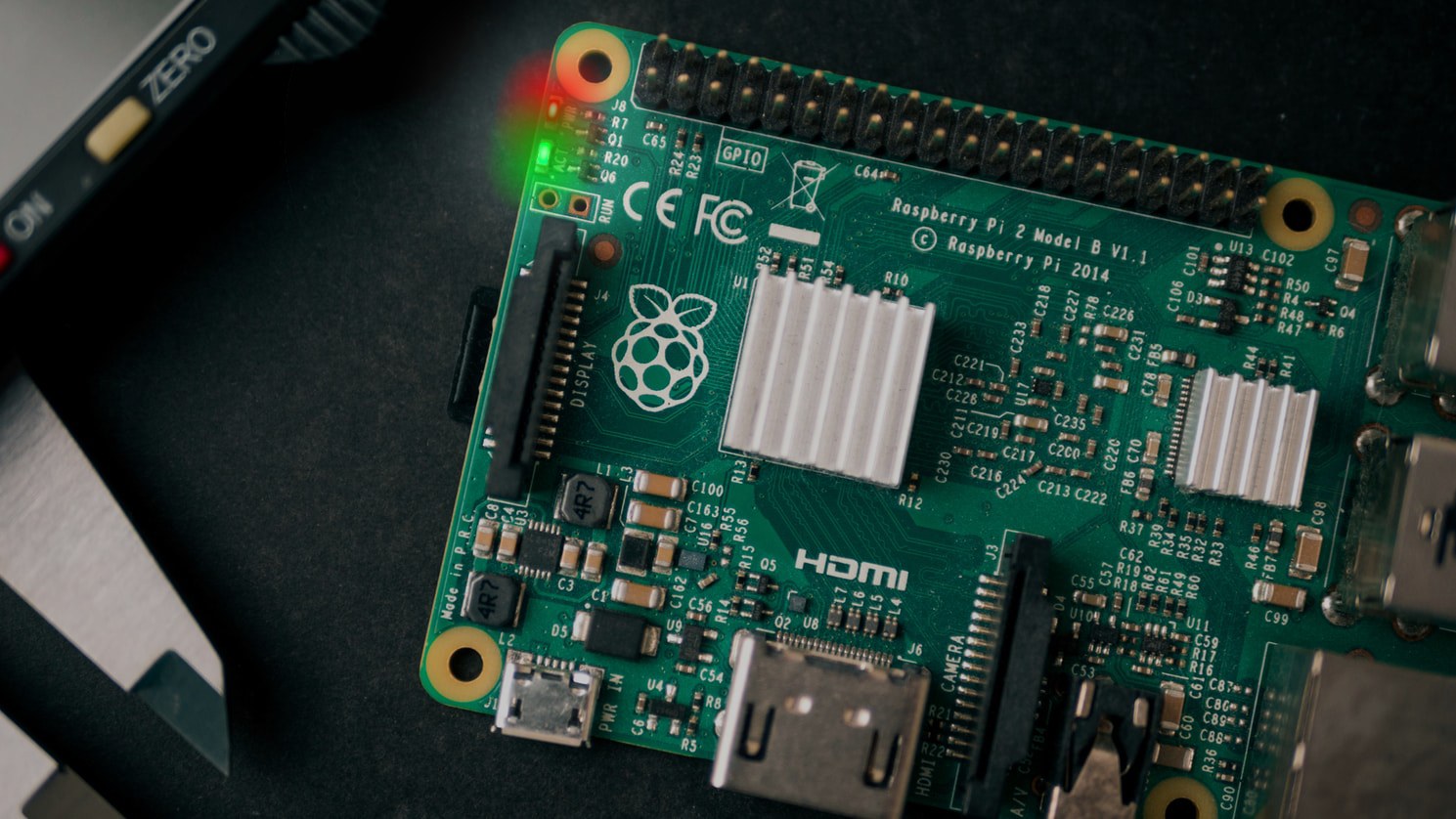 Faça piscar o LED verde integrado do Raspberry Pi.